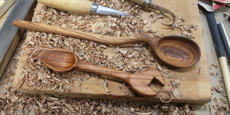 Spoon Carving With The MoraKniv Woodcarving Set and 164 Hook Knife